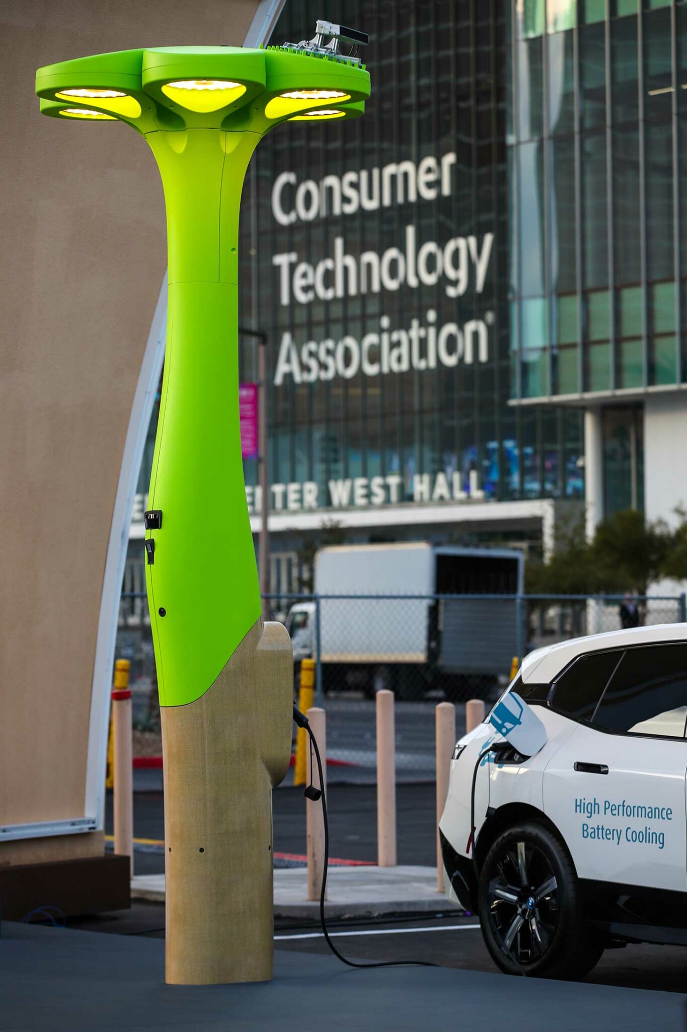 Smart Pole 照亮未来智慧之城 | Valeo